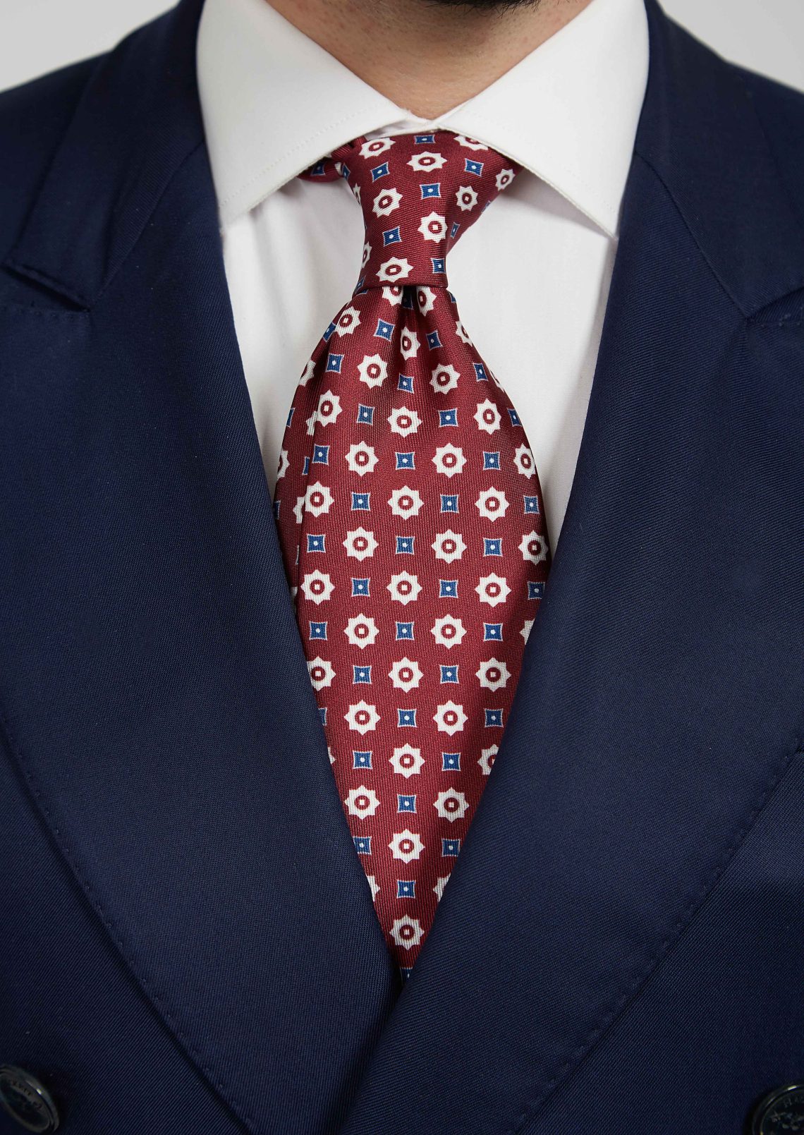 Guía para combinar un traje azul marino con corbata de manera impecable ...