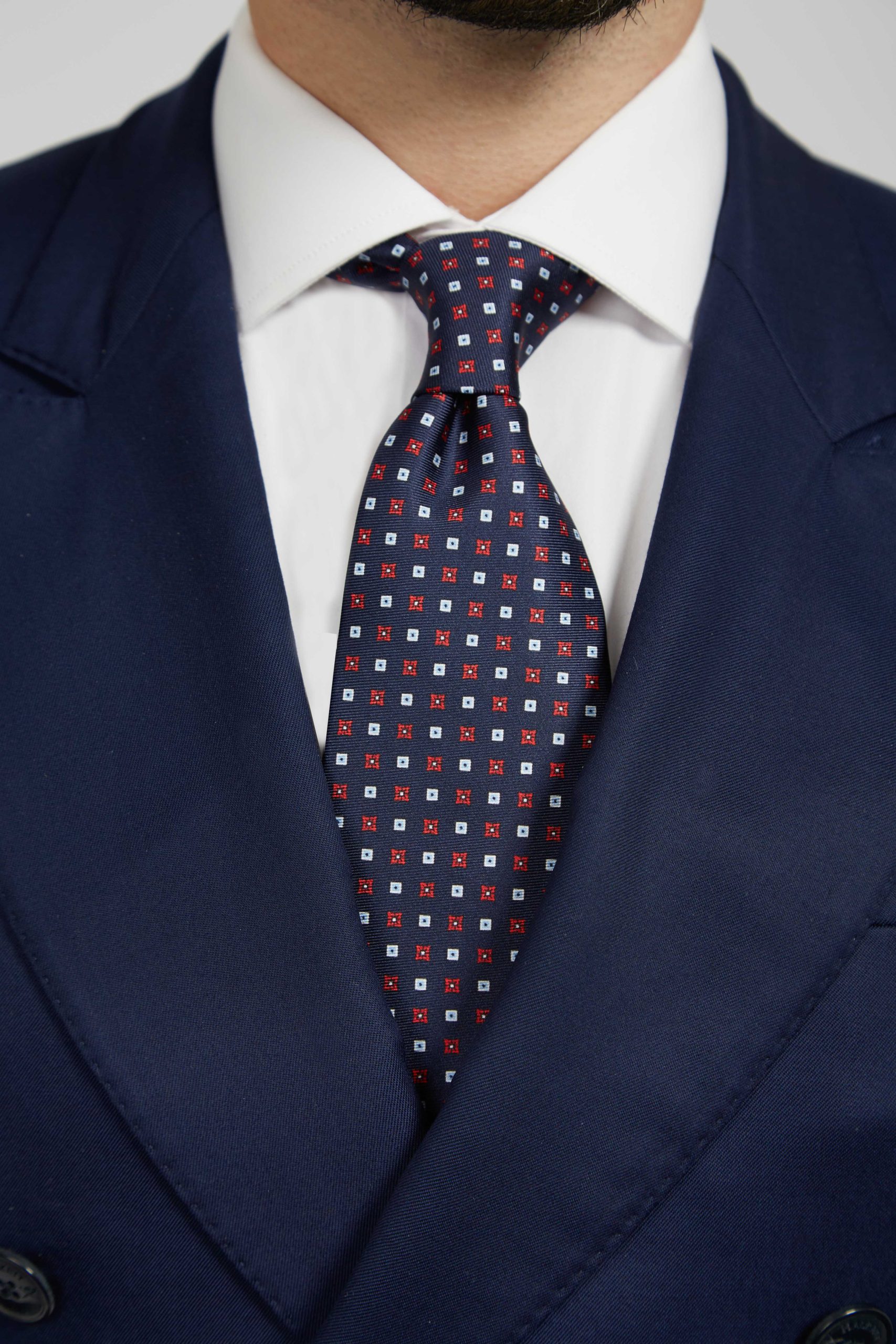 Guía para combinar un traje azul marino con corbata de manera impecable ...